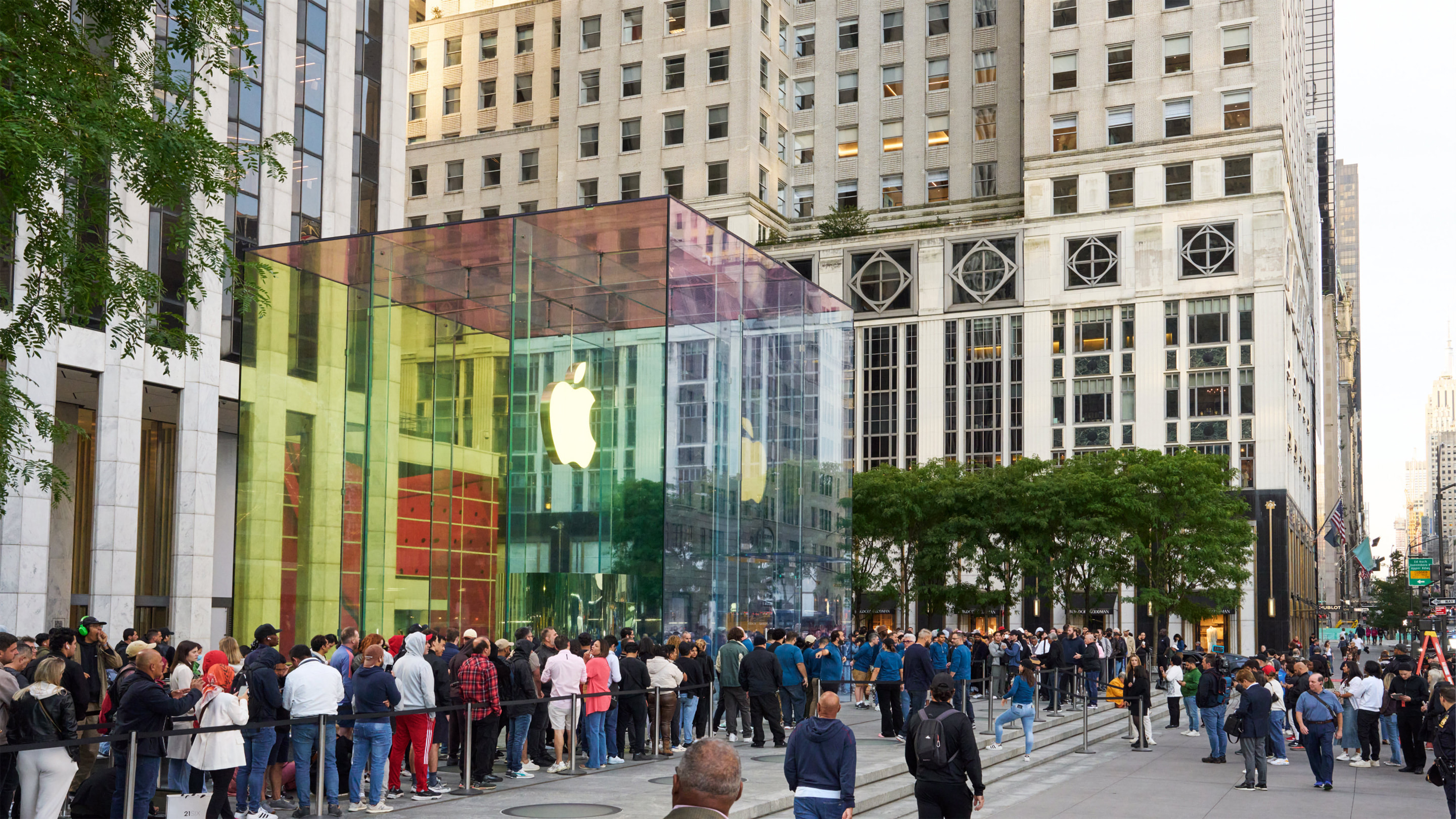 iPhone 15 lineup and new Apple Watch lineup arrive worldwide - Apple