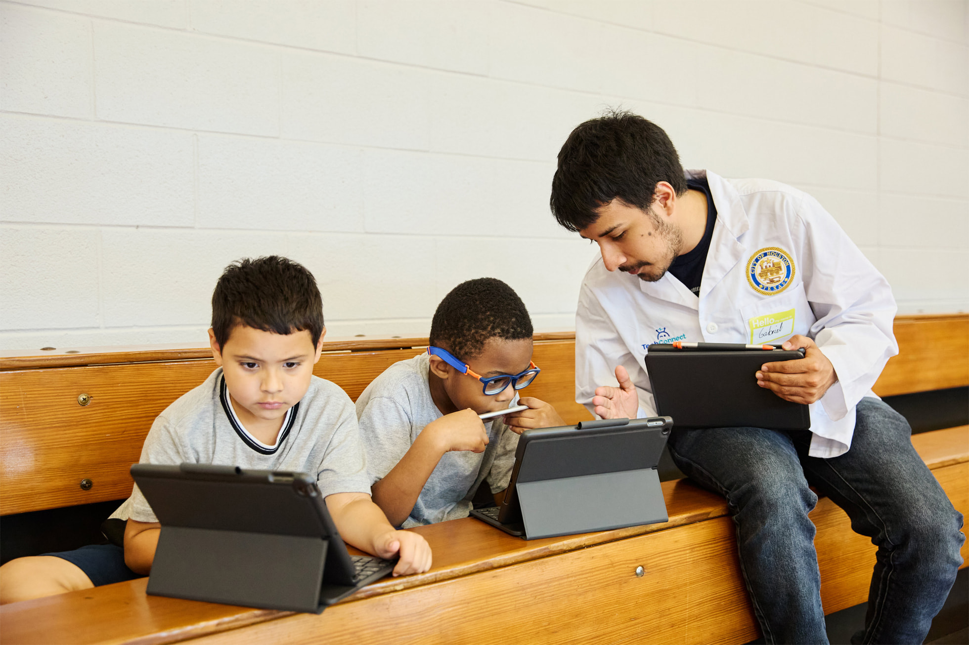 Houston educators nurture the next generation of Hispanic leaders with Apple - Apple