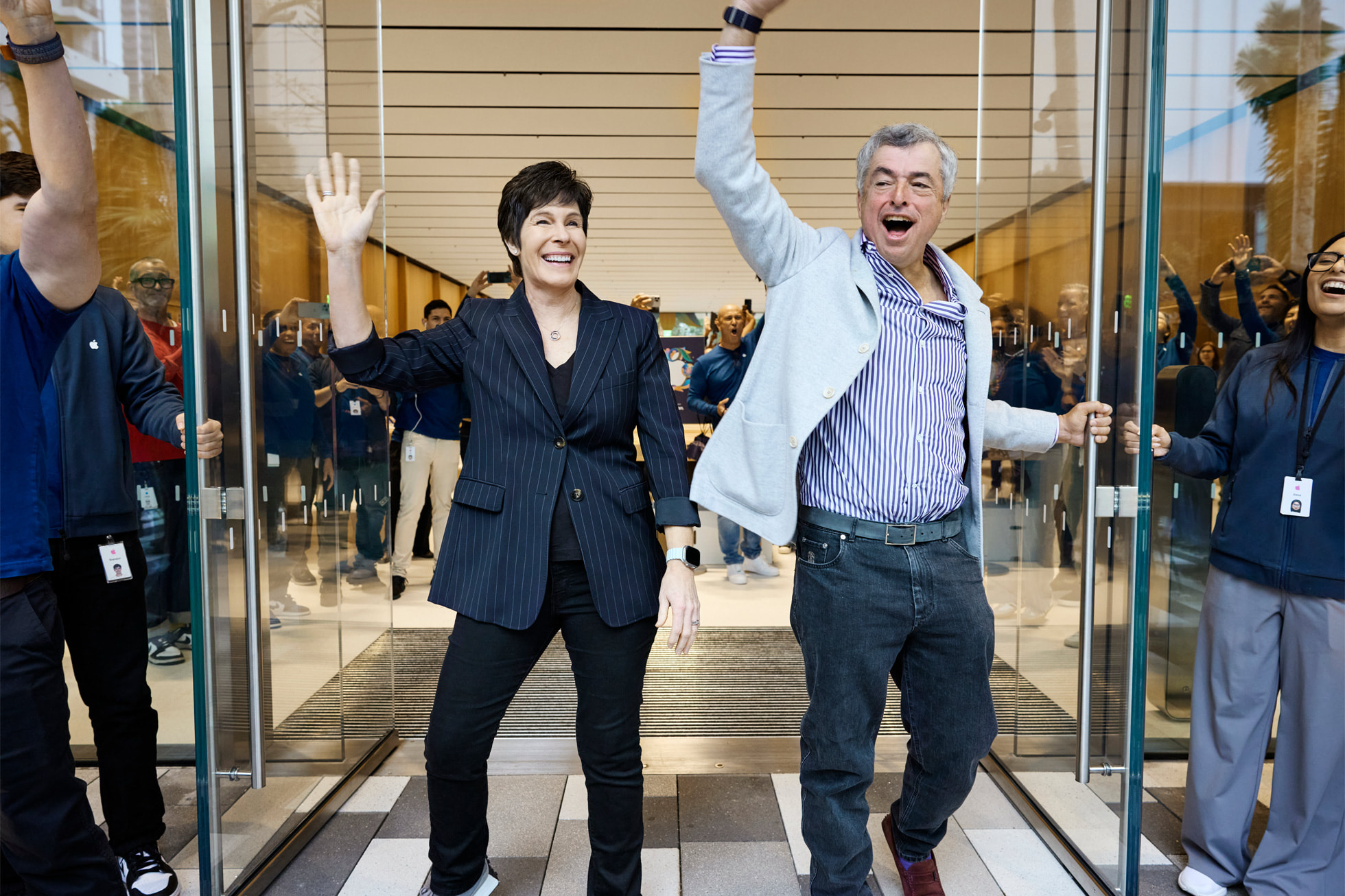 Apple Miami Worldcenter opens to excited customers in downtown Miami - Apple