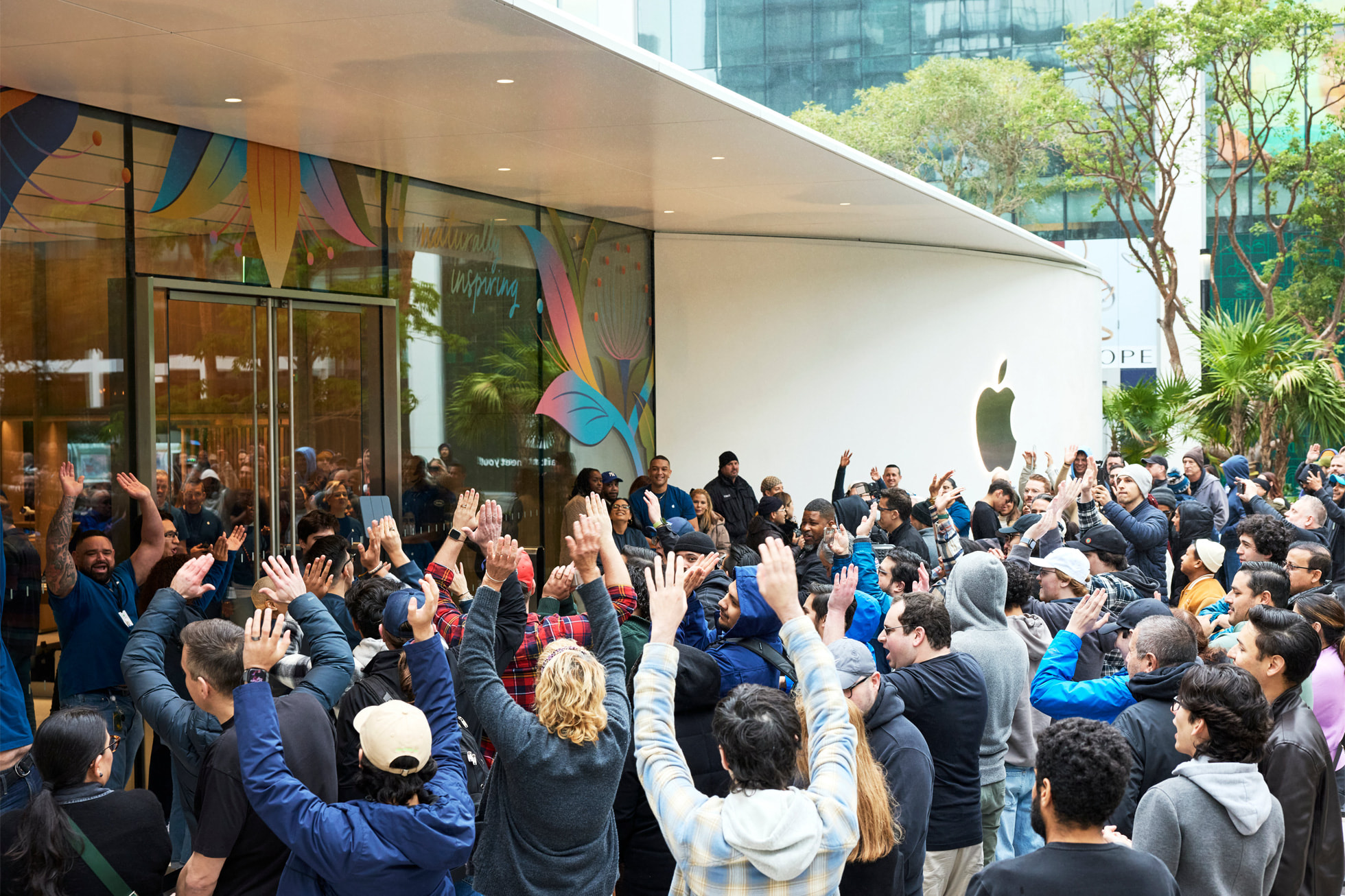Apple Miami Worldcenter opens to excited customers in downtown Miami - Apple