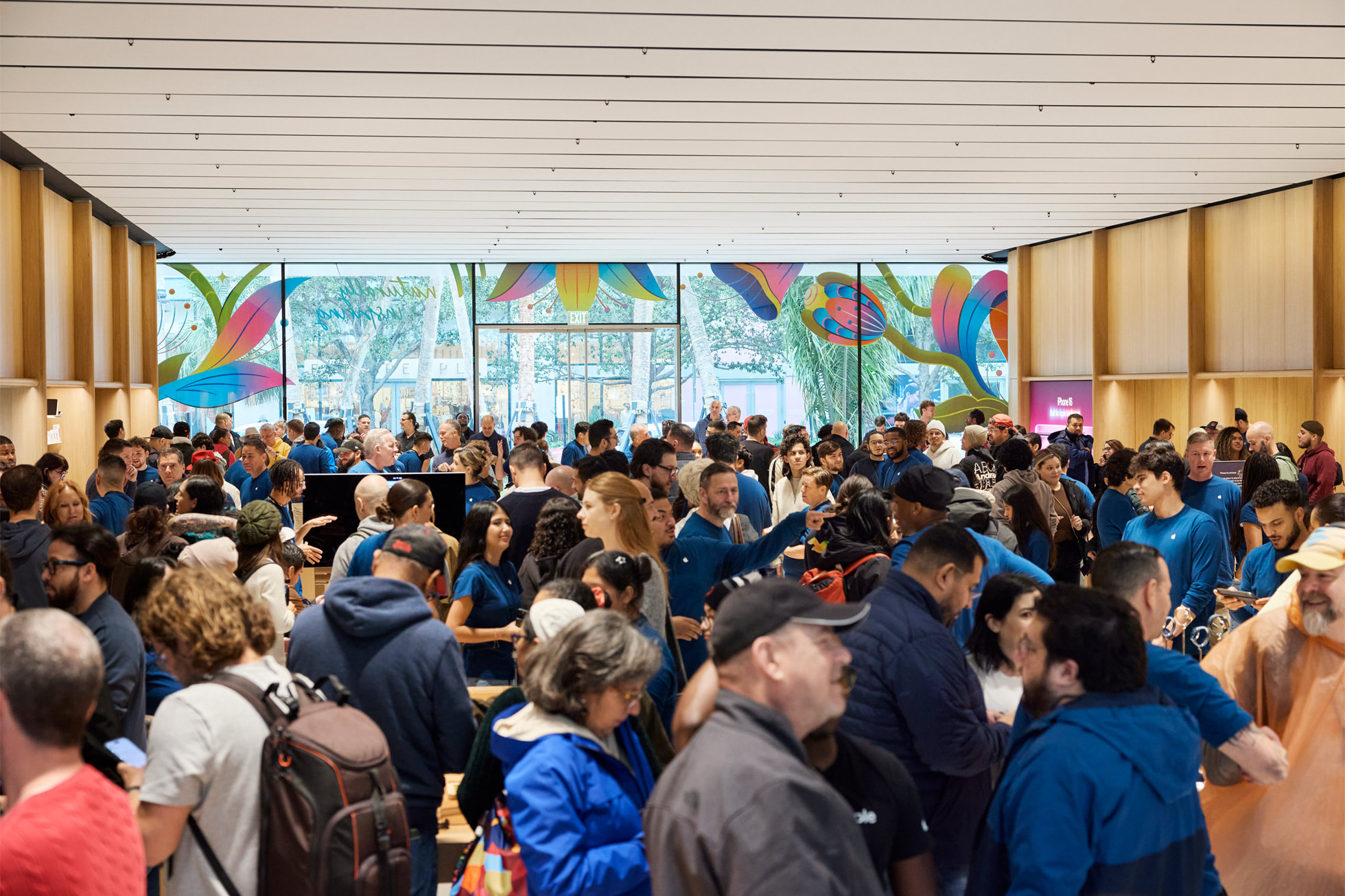 Apple Miami Worldcenter opens to excited customers in downtown Miami - Apple