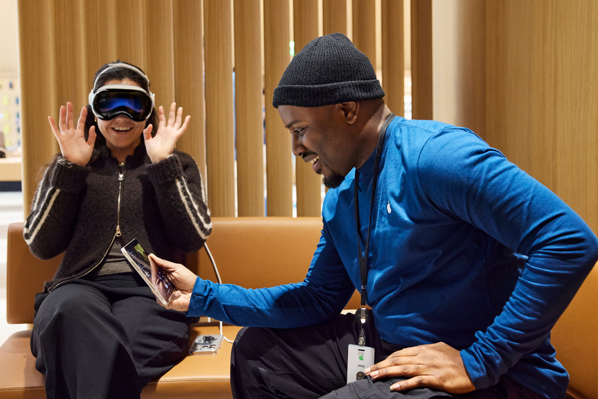 Apple Miami Worldcenter opens to excited customers in downtown Miami - Apple