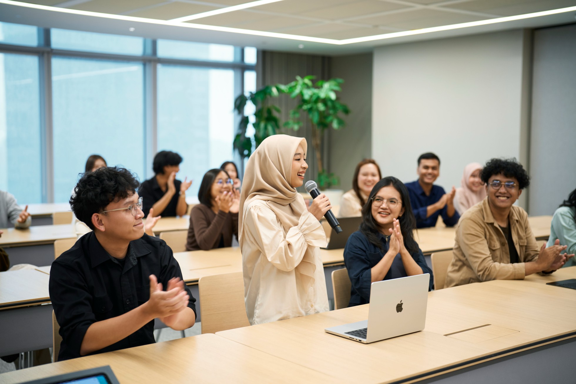 Apple menyambut peserta Apple Developer Institute angkatan pertama di ...