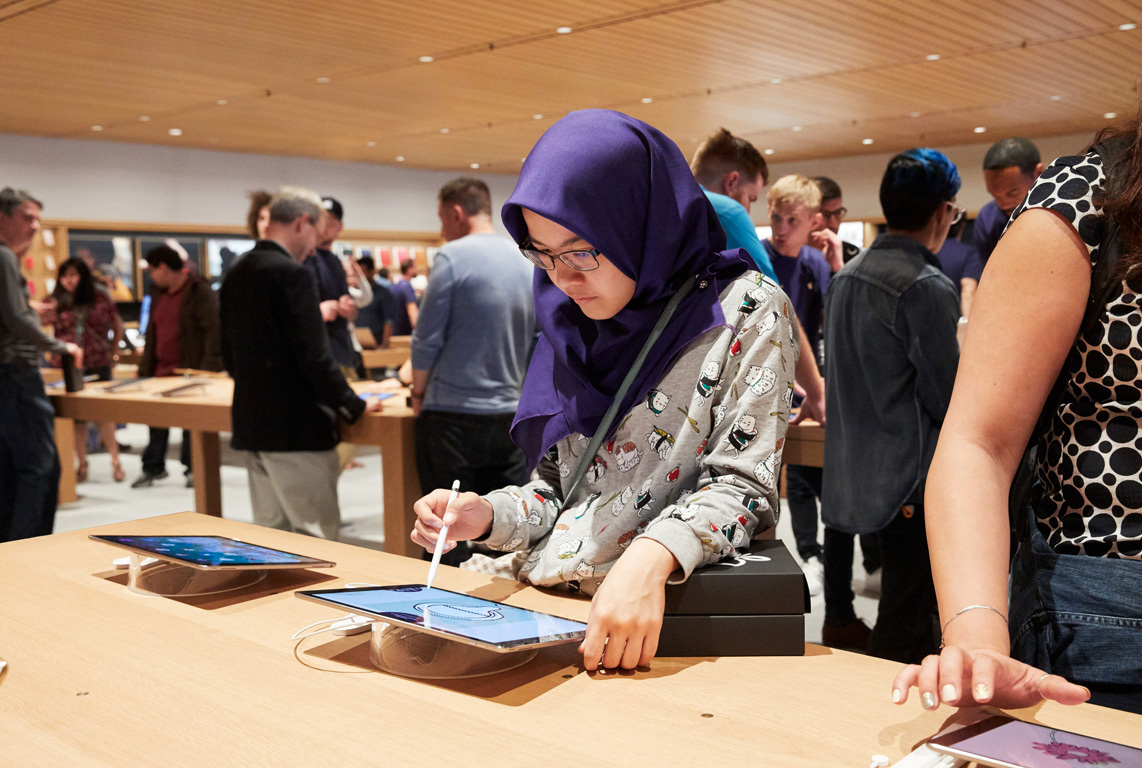 Apple Michigan Avenue lights up Chicago riverfront - Apple