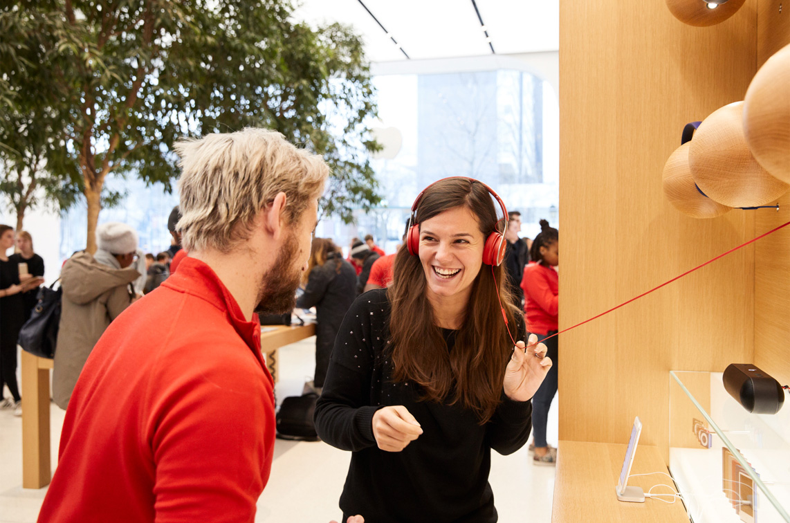 Apple stores go (RED) for World AIDS Day - Apple